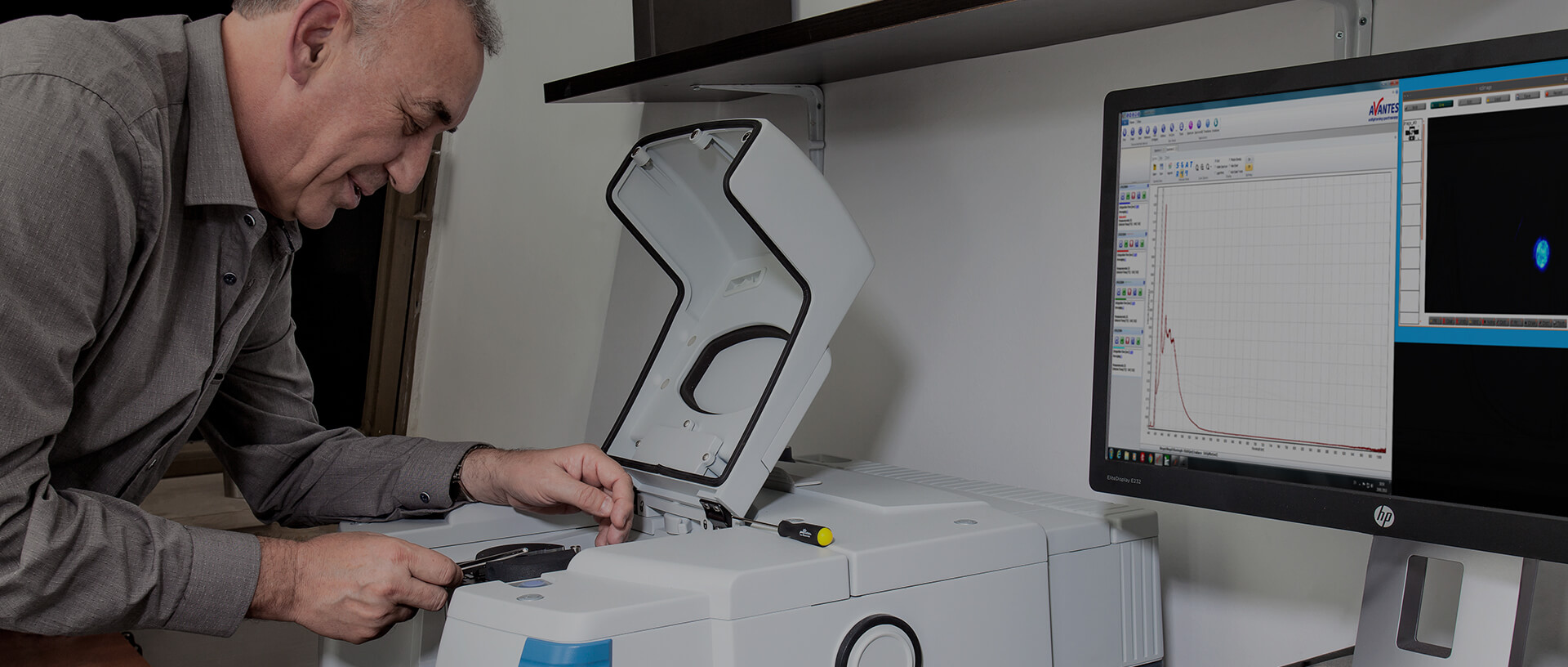 Stone detection machine cropped - Sarine钻石证书-4C标准钻石原石及光性能火彩新零售溯源技术珠宝趋势